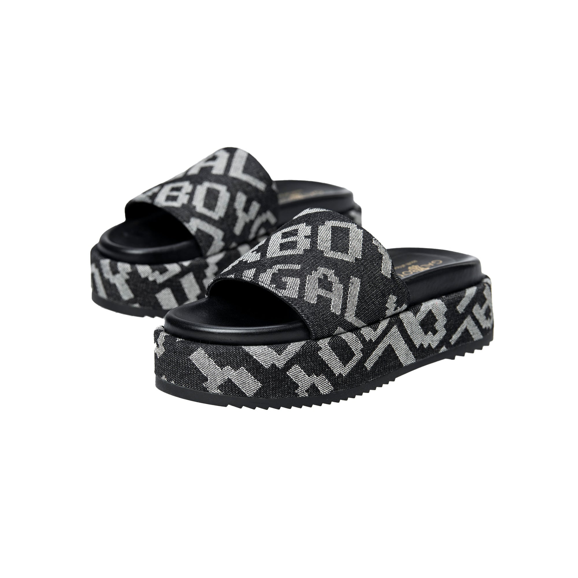 ESSENTIAL BUCKET HATS